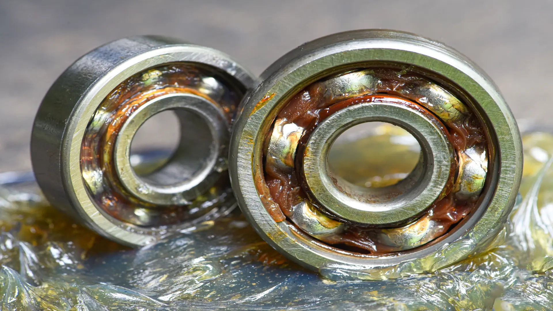 Industrial Greases: Learn About Their Colors, Uses, and Applications