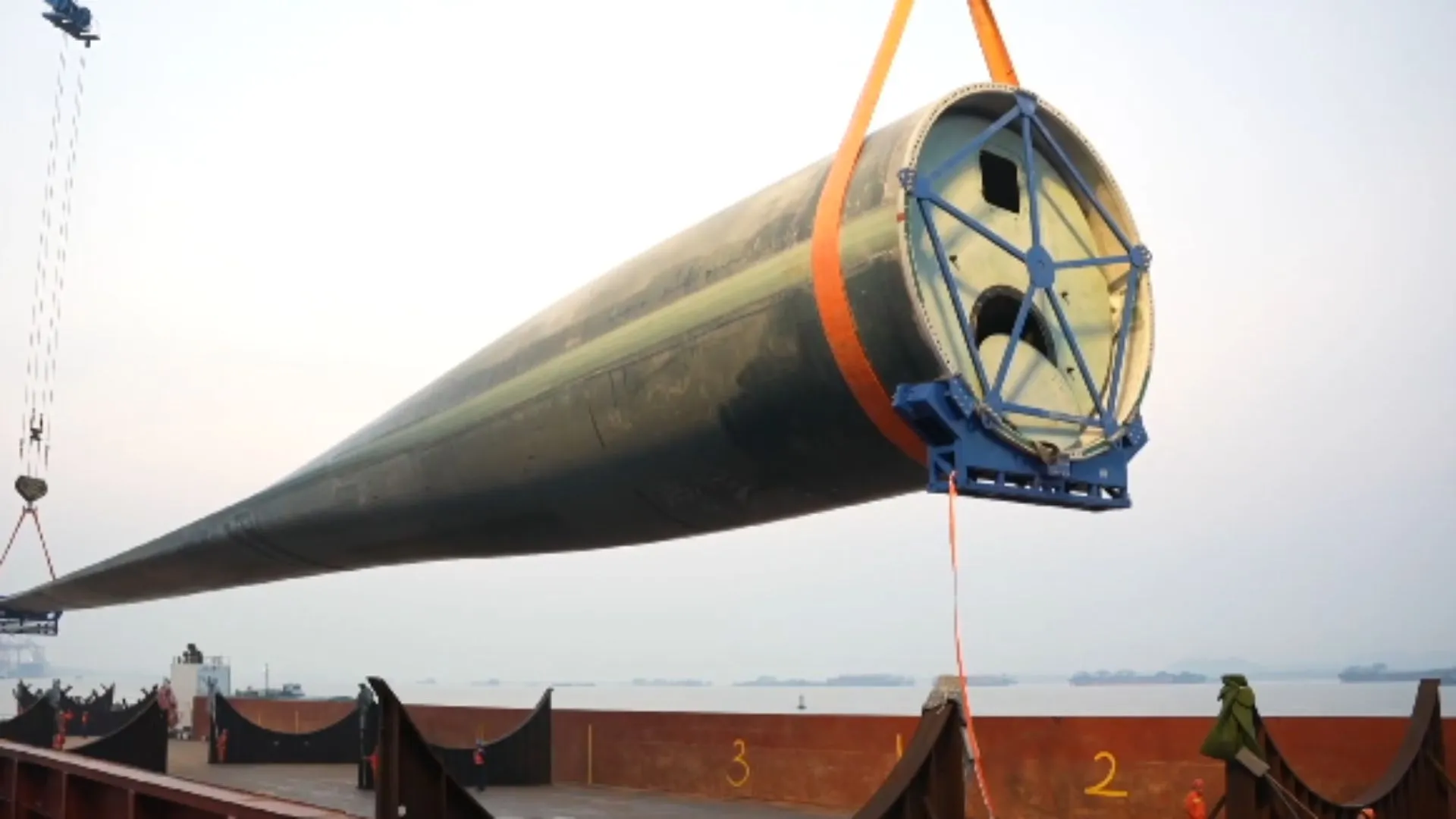 VIDEO: Longest wind turbine blade loaded in China