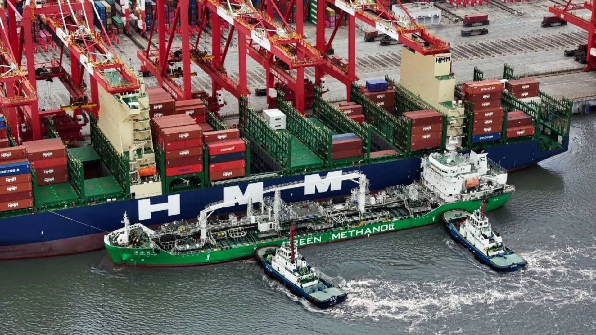 Un buque de HMM recibe metanol en el puerto de Shanghái