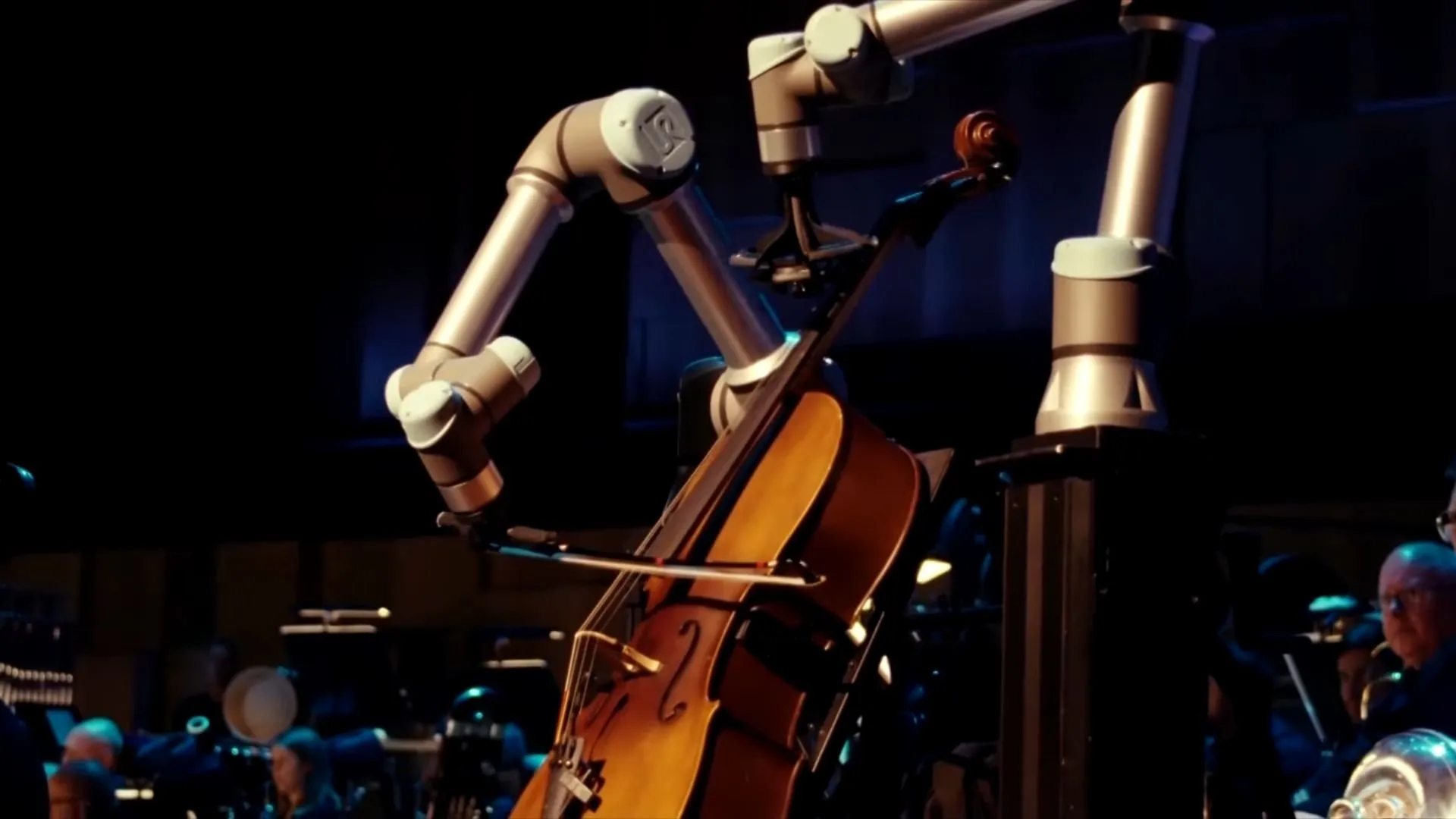 Un robot toca el violonchelo en concierto sinfónico en Suecia