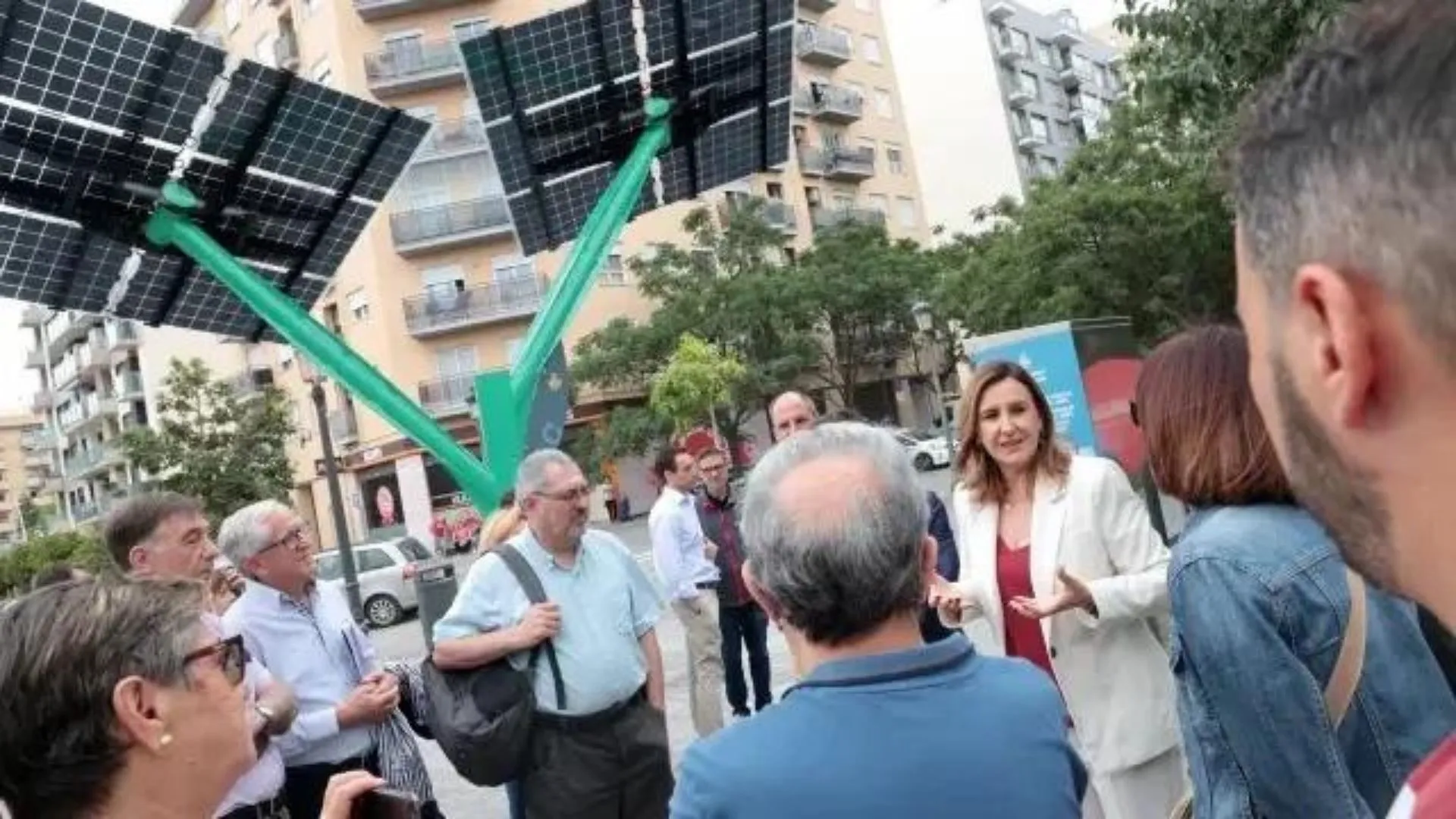 Instalan árboles solares en España para cargar dispositivos eléctricos