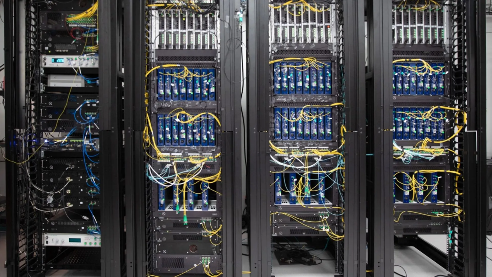 The Aurora quantum computer is presented, modular and scalable