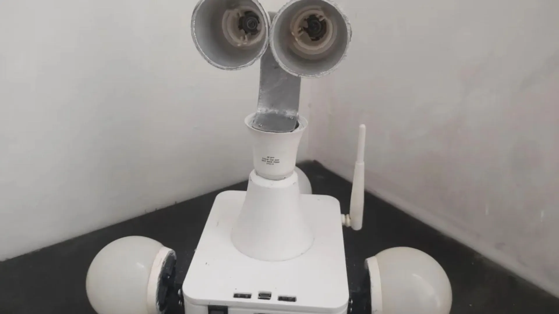 Robot made from trash teaches low-cost technology