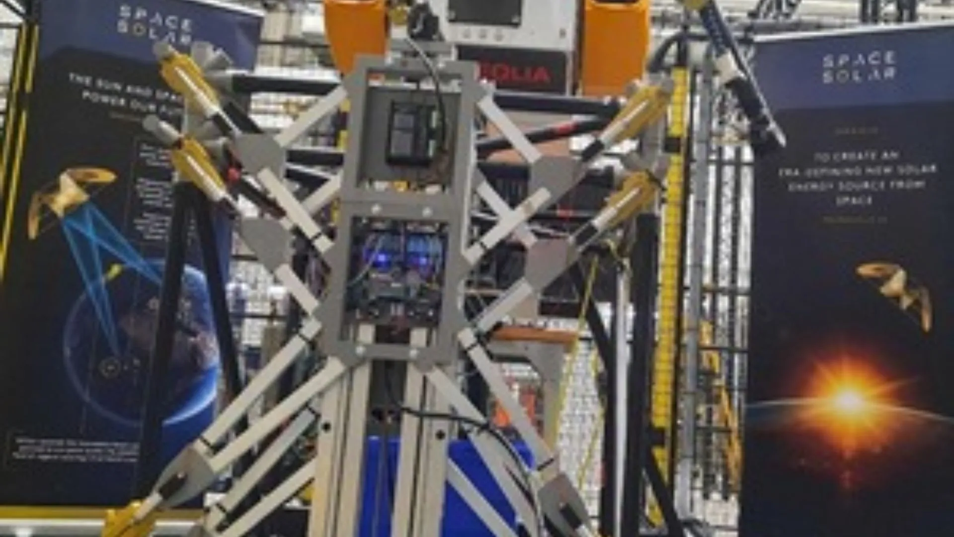 Robots ensamblan satélites solares para energía limpia