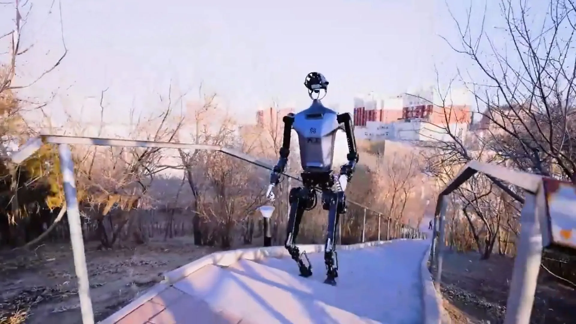 El robot humanoide 'Tien Kung' sube 134 escalones y demuestra su avances