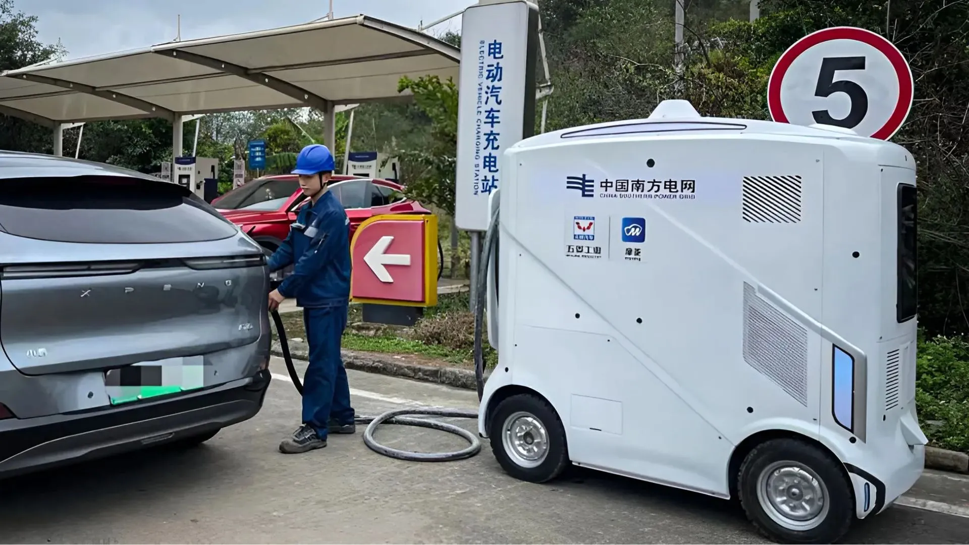 Wuling has introduced a "mobile charging system" for electric vehicles