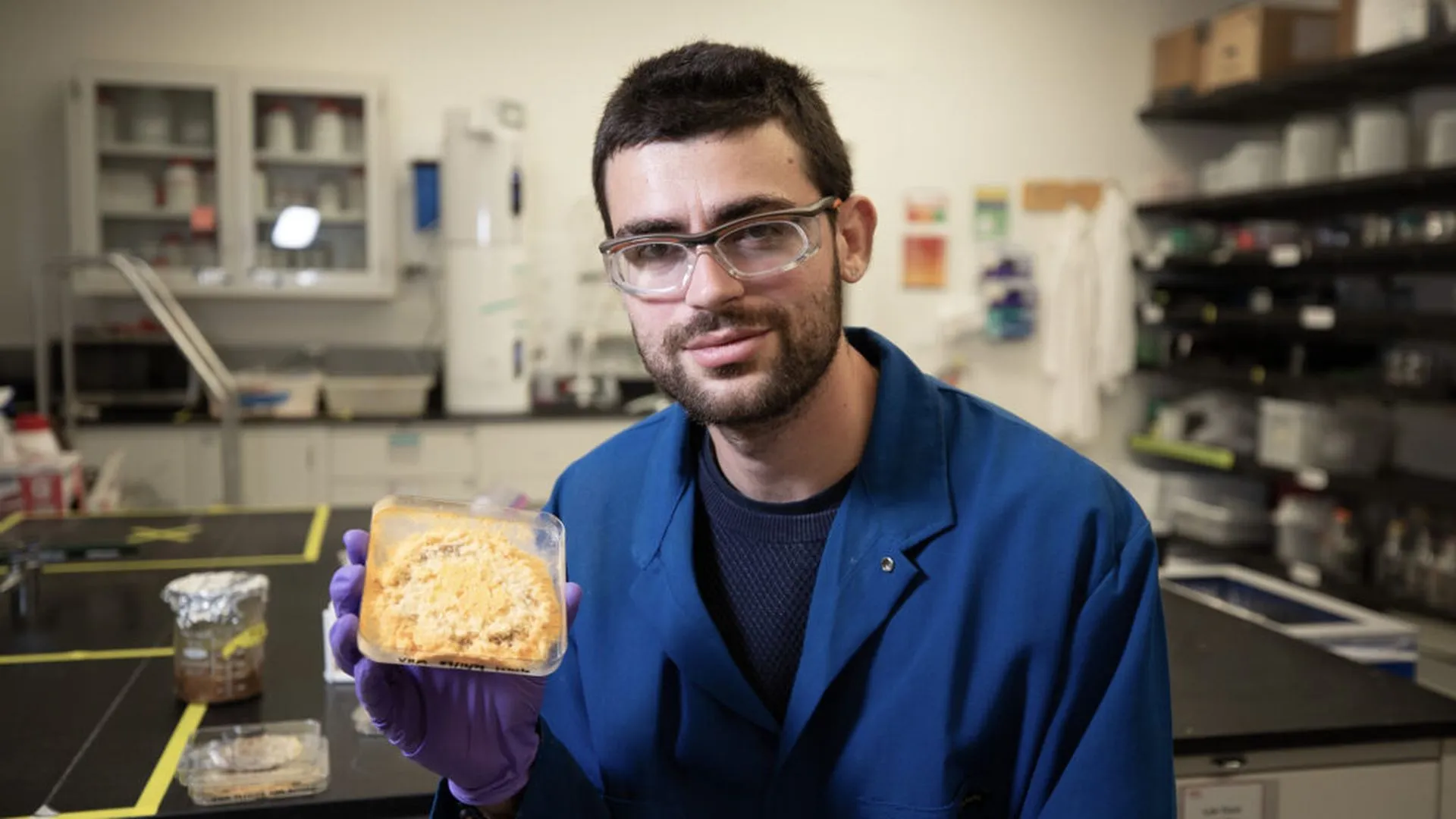 Chef transforms waste into food using an "orange mold".