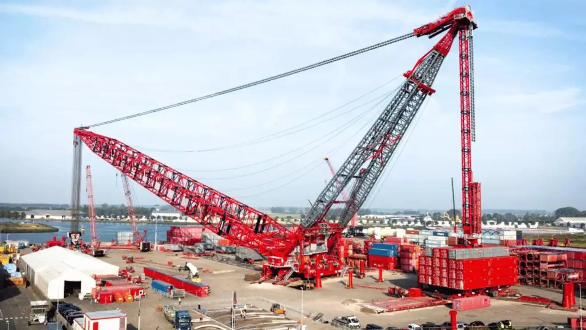 Mammoet presentó la grúa terrestre más fuerte del mundo: la SK6000