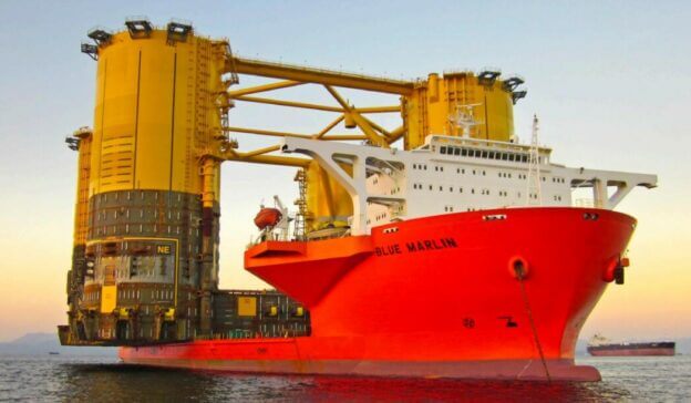 The colossal Blue Marlin ship transports oil rigs - Inspenet