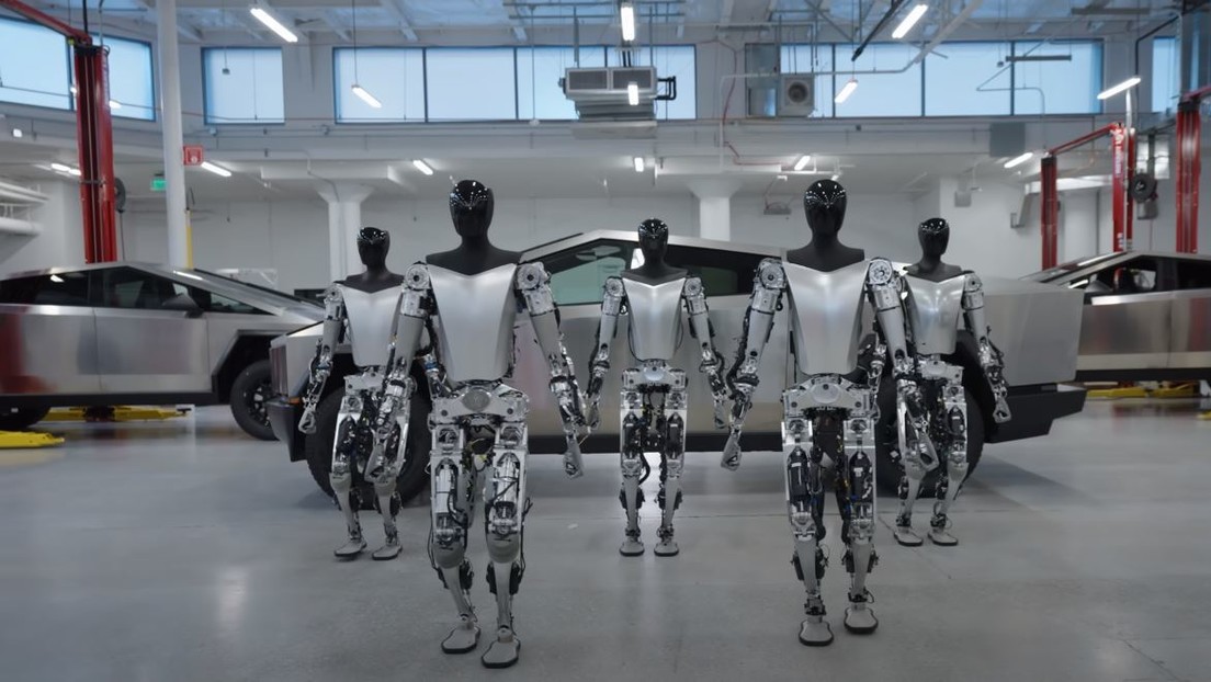 Tesla impresses the world with its humanoid robots